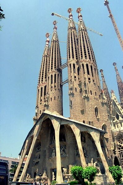 Barcelona Highlights Half Day Small Group Tour - Introduction
