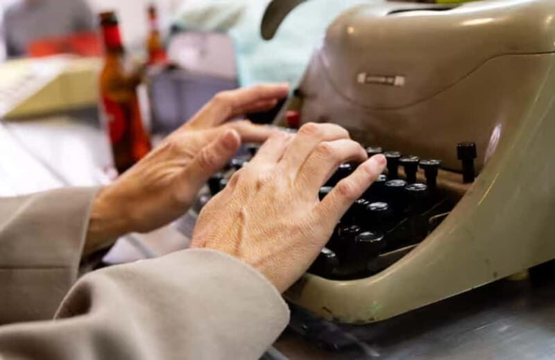 Barcelona: Letter Writing Experience on Vintage Typewriters - Key Points