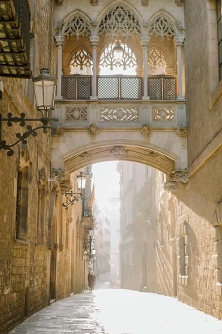 Barcelona: Old Town Epic Tour with Tapas & Cañas! - Key Points