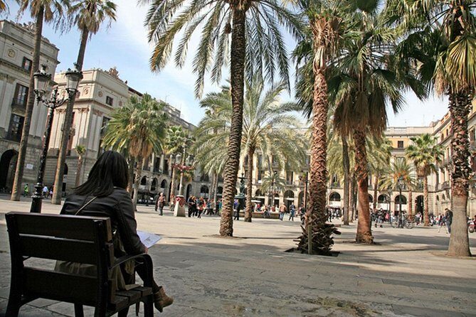 Barcelona Old Town walking tour with official guide - The Experience: What You Can Expect