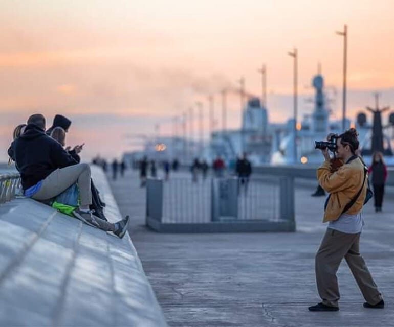 Barcelona: Photographic Madness at Barceloneta Beach - A Detailed Look at the Experience