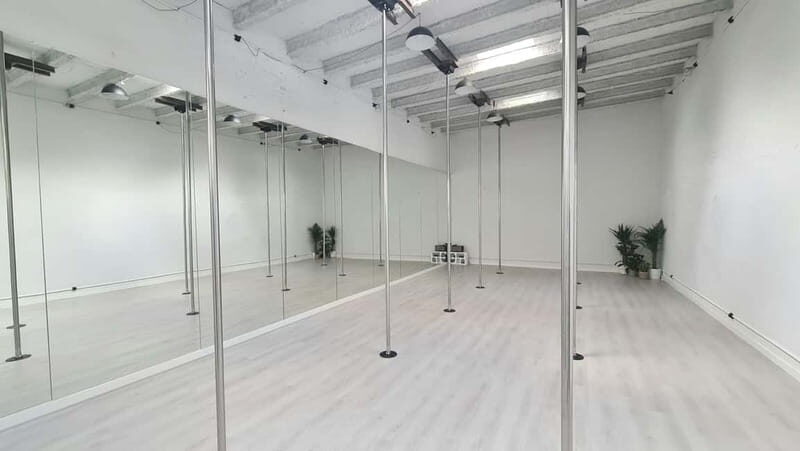 Barcelona: Pole Dancing Class - Key Points