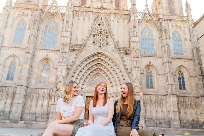 Barcelona Private Photoshoot at Cathedral & Kiss Wall - Key Points
