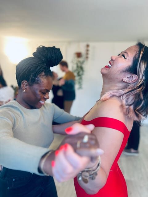 Barcelona: Rooftop Tango Lesson with Drinks and Videos - FAQ