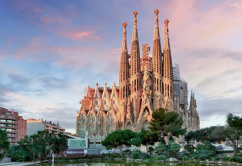 Barcelona: Sagrada Familia Evening Tour with Cava - Authentic Experiences and What Reviewers Say