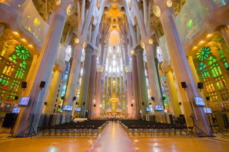 Barcelona: Sagrada Familia Guided Tour with Skip the Line - The Experience in Detail