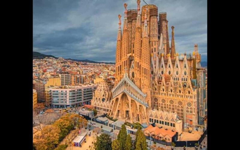 Barcelona: Sagrada Familia Guided Tour with Tickets - Overview of the Tour Experience