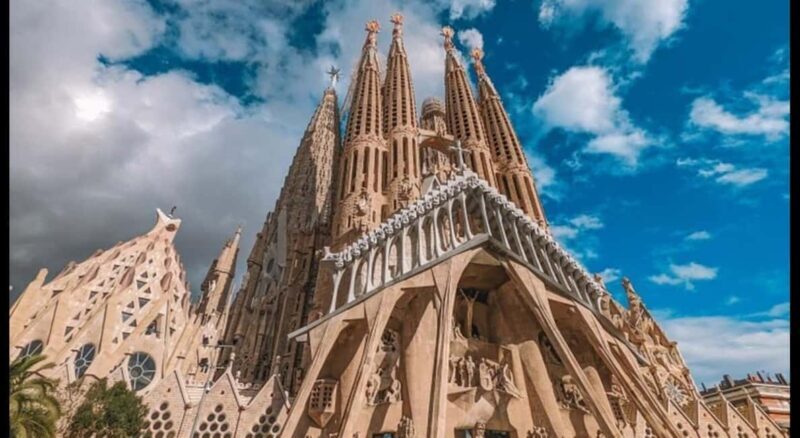 Barcelona: Sagrada Familia Guided Tour with Tickets - The On-site Museum: Appreciating Gaudí’s Creative Process