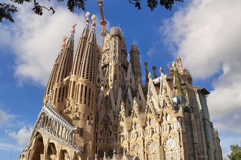 Barcelona: Sagrada Familia Guided Tour with Tower Access - Key Points