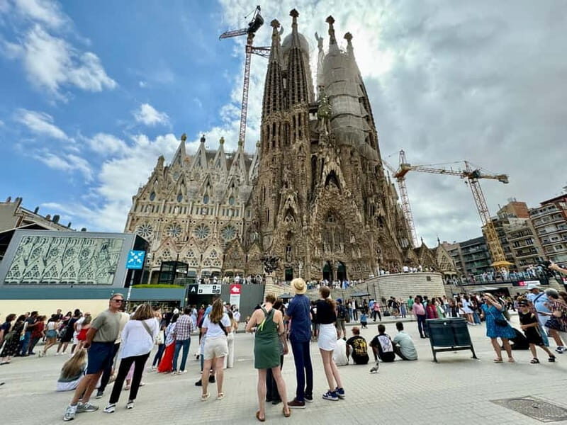 Barcelona: Sagrada Familia, La Pedrera & Cava Tasting Tour - Discovering Gaudí’s Barcelona in Detail