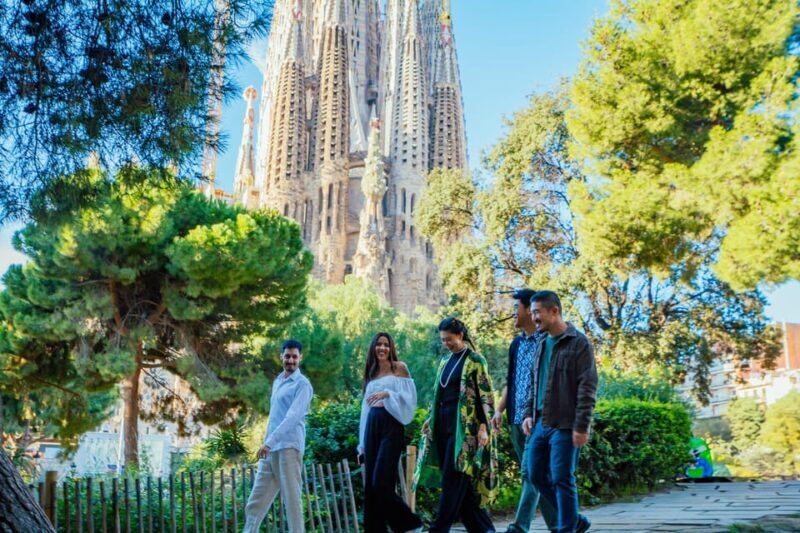 Barcelona: Sagrada Familia Skip-the-Line Tour & Photoshoot - Introduction to the Experience
