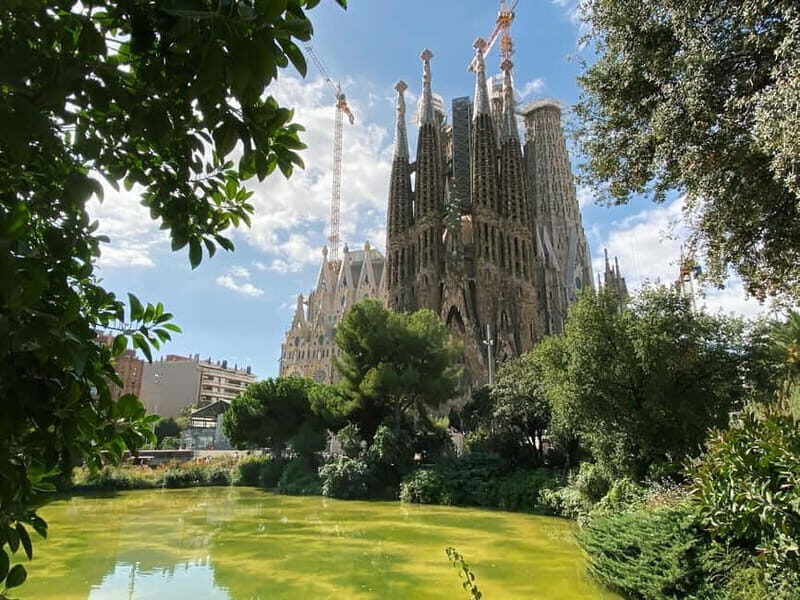 Barcelona: Sagrada Familia Skip-the-line Tour with Guide - Key Points