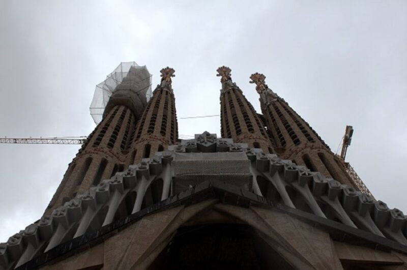 Barcelona: Sagrada Familia Tour of the Facades in German - Key Points