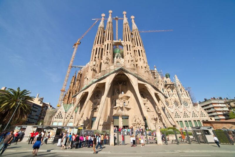 Barcelona: Sagrada Familia with Towers and Park Güell Tour - Transportation and Comfort