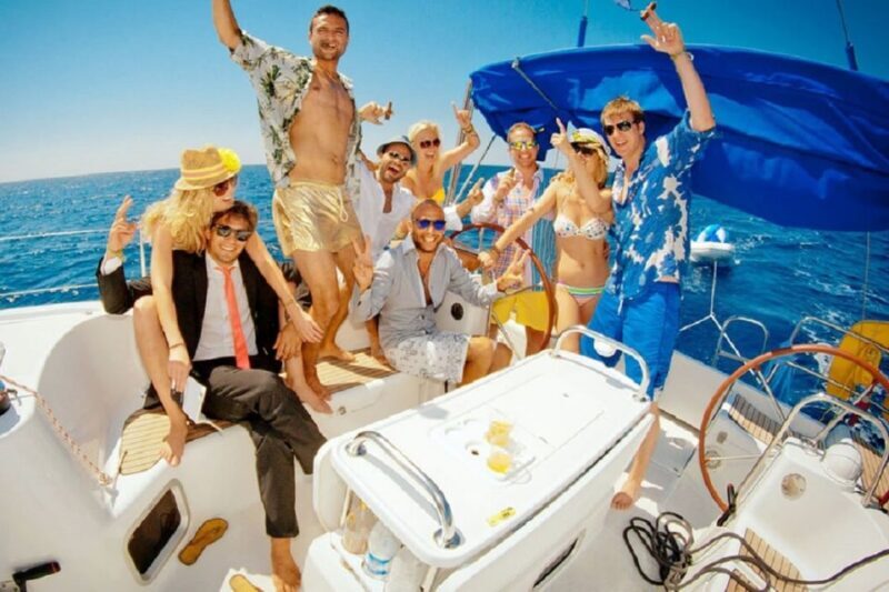 Barcelona: Sailing tour with drinks and aperitve - Key Points