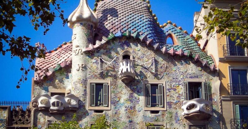 Barcelona: Sailing Trip, Sagrada Familia, and Casa Batlló - Key Points