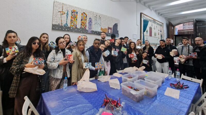 Barcelona: Trencadís Mosaic Class  Learn Gaudí's Technique - Introduction to the Experience
