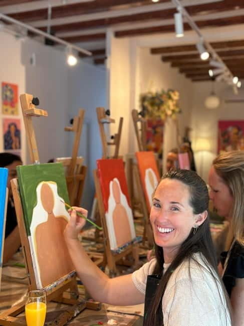 Barcelona: Vino, Pintura, Música y Diversión! Sip & Paint - Key Points