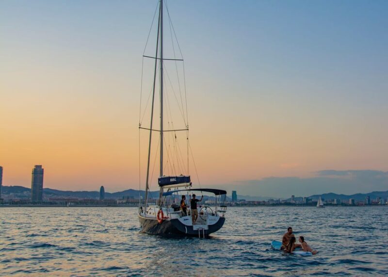 Barcelona:Private Sailing excursion along the coast + brunch - Key Points