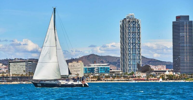 Barefoot: Private sailing cruise in Barcelona - Key Points
