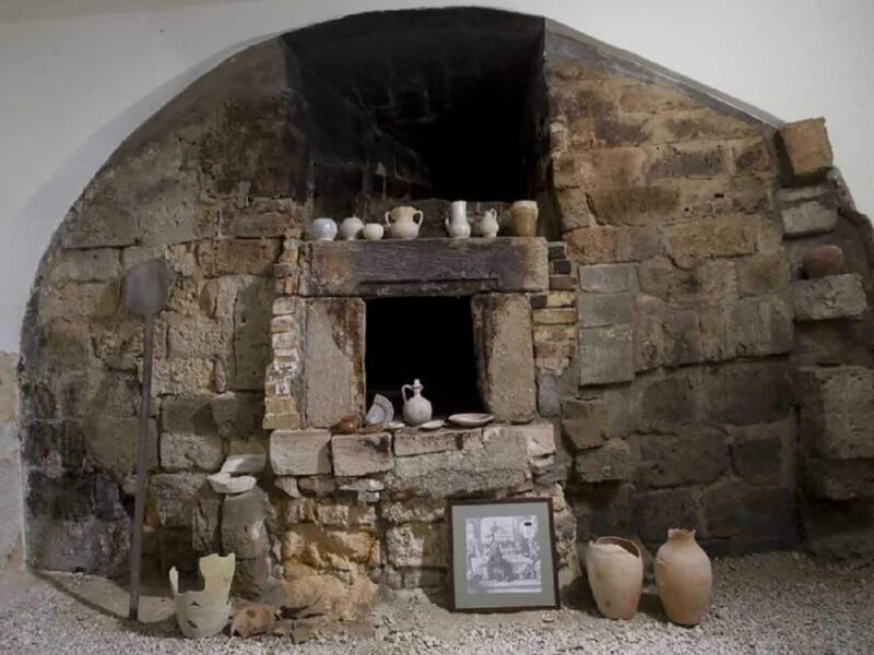 Bari: Simi Palace and Byzantine Church Tour with Ticket - Inside the Byzantine Church
