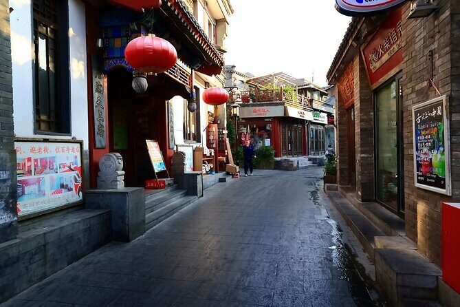Beijing Hutong Night Tour with Yunnan Style Dinner and Chartered Boat Ride at Houhai Lake - Authenticity and Unique Experiences