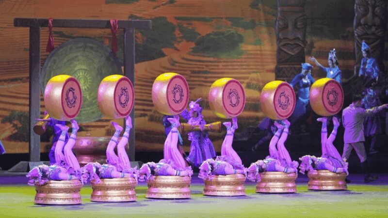 Beijing: Red Theatre Acrobatics show viewing Chinese culture - The Cultural Significance of Chinese Acrobatics