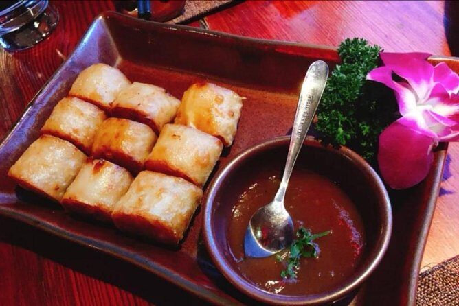 Beijing Traditional Hot Pot Dinner and VIP seated Acrobatic show - Who Will Appreciate This Tour?