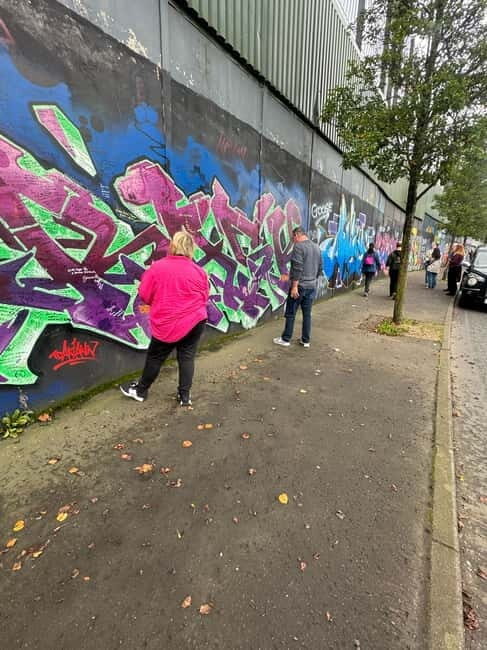 Belfast: Peacewall and Political History Black Taxi Cab Tour - The Itinerary in Detail