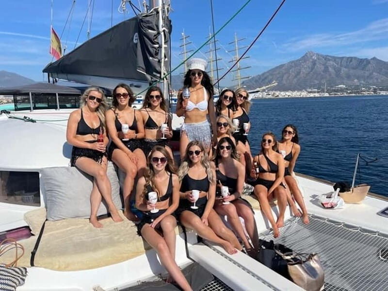 Benalmádena: Catamaran with dolphin watching and drinks - Key Points