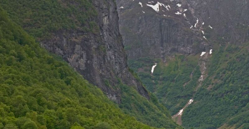 Bergen: Self-Guided Trip to Oslo with Sognefjord cruise (5h) - The Flåm Stop: Charming or Tourist Trap?