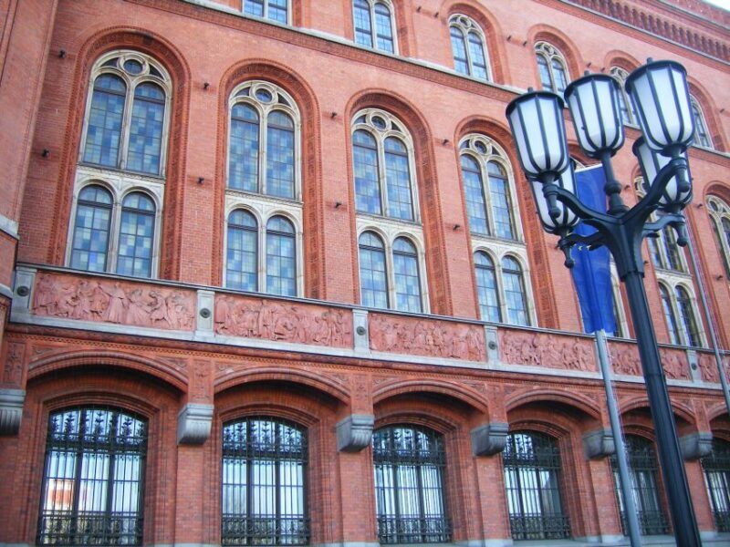 Berlin: 4-Hour Guided Highlights Tour in Spanish - FAQs