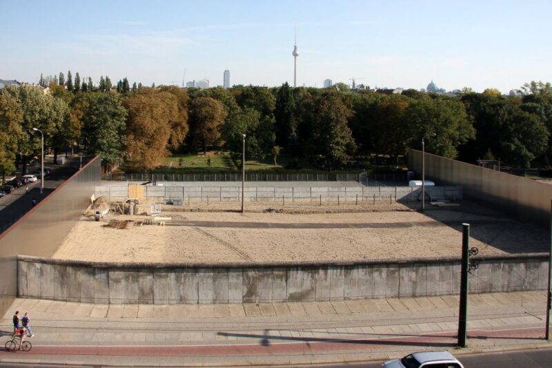 Berlin: Berlin Wall and the Cold War Walking Tour - Valuing the Cost
