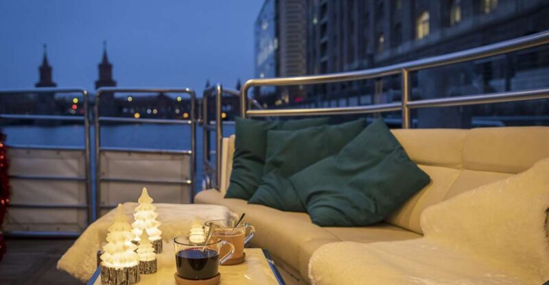 Berlin: Christmas Sightseeing Boat Tour - Key Points