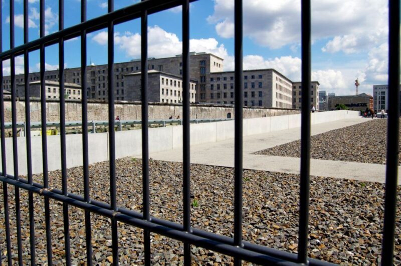 Berlin: City Center Walking Tour - Walk along Unter den Linden