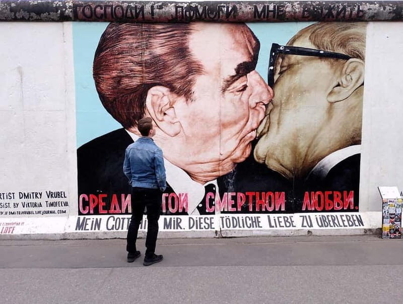 Berlin: East and West Wall Tour by Bike with a Guide - Key Points