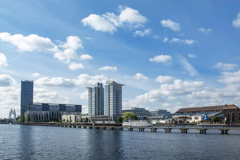 Berlin: East Side Gallery Spree Cruise in a Solar Catamaran - Landmark Highlights from the Water