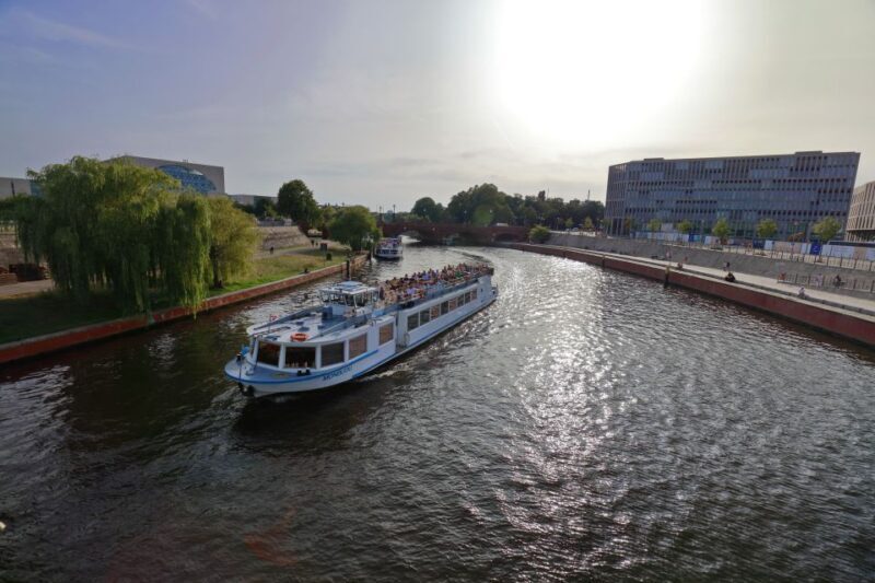 Berlin: Evening City Sightseeing Cruise - The Experience in Detail
