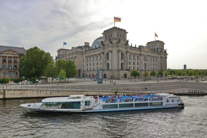 Berlin: Evening City Sightseeing Cruise - FAQ
