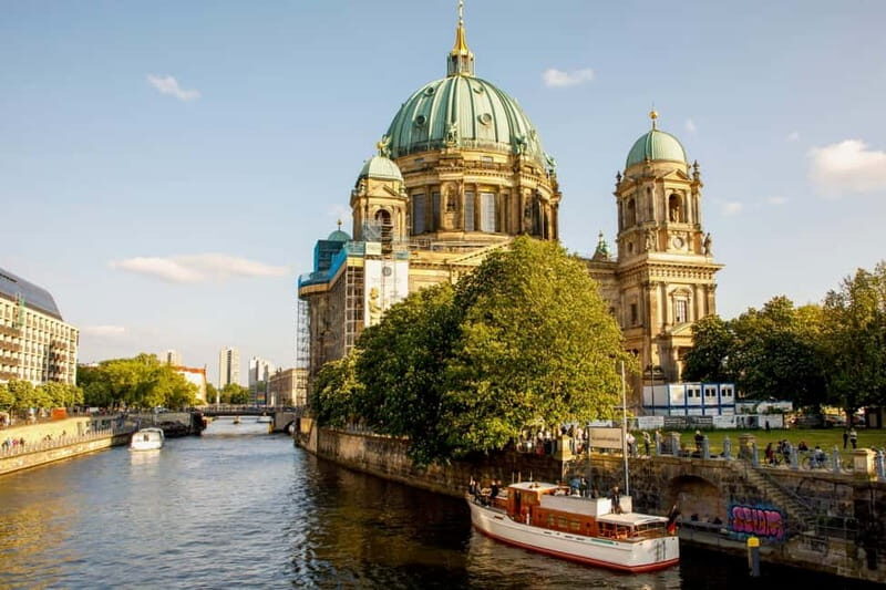 Berlin: Evening Yacht Cruise with Aperitif - Starting with the Location and Setting