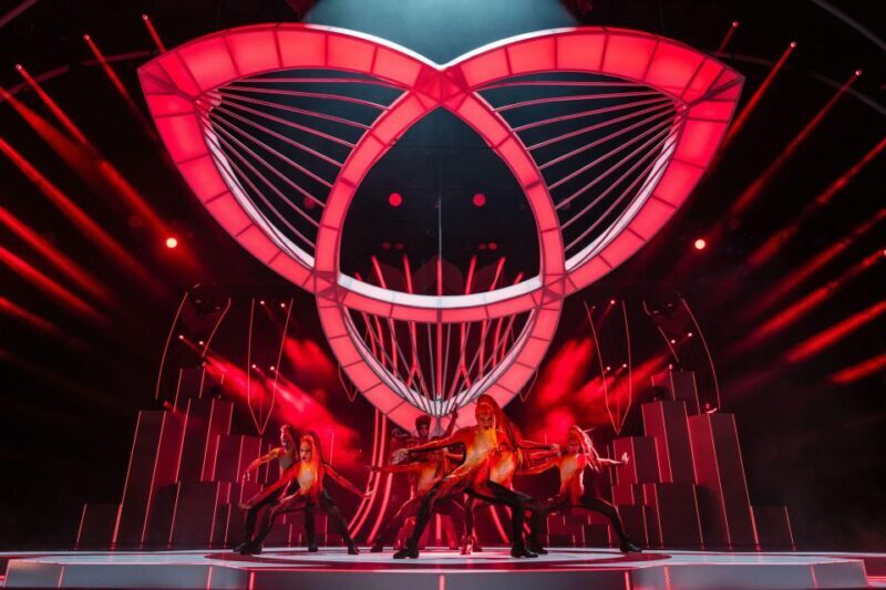 Berlin: FALLING | IN LOVE Grand Show Friedrichstadt-Palast - What to Expect at Friedrichstadt-Palast’s FALLING | IN LOVE