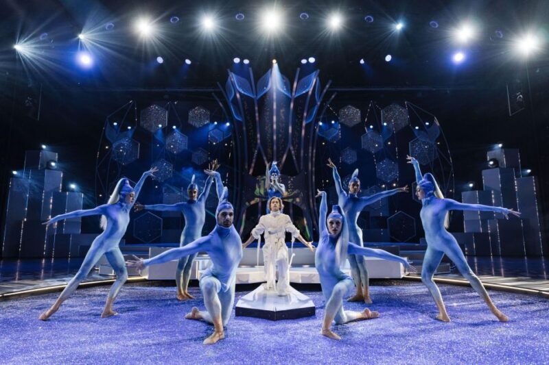 Berlin: FALLING | IN LOVE Grand Show Friedrichstadt-Palast - The Sum Up