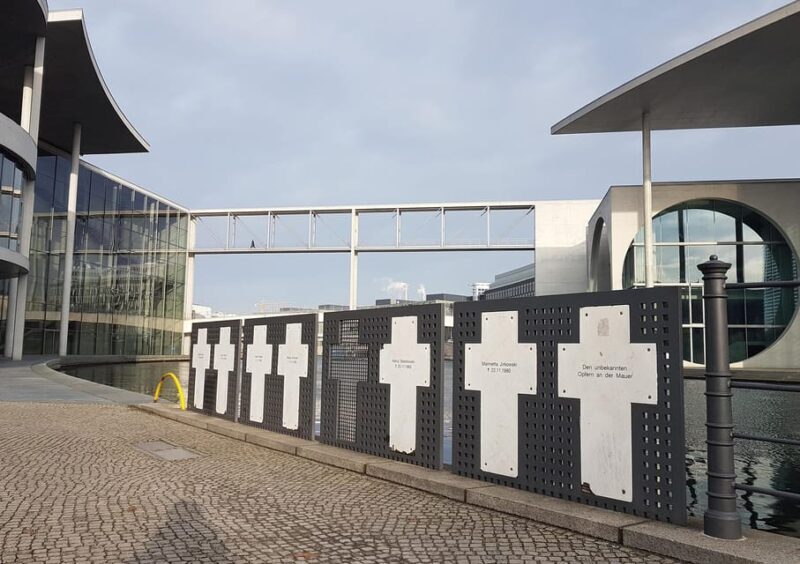 Berlin: Guided Walking Tour around the Reichstag - A Deep Dive into the Actual Experience