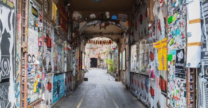 Berlin: Hidden Backyards Guided Walking Tour - Starting Point: Hackescher Markt
