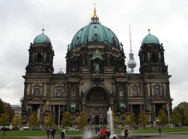 Berlin Highlights Self guided scavenger hunt and Walking Tour - Key Points