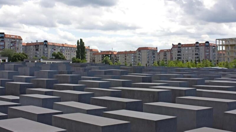 Berlin: Historical Walking Tour with Live Music - Key Points