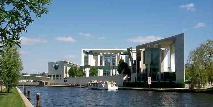 Berlin: Hop-On Hop-Off City Tour by Bus and Boat - The Waterway Adventure: The River Spree Boat Tour
