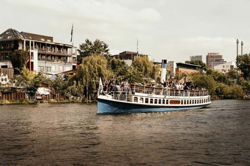 Berlin: Italo Disco Sunset Cruise on the Spree River - The Views and the Atmosphere
