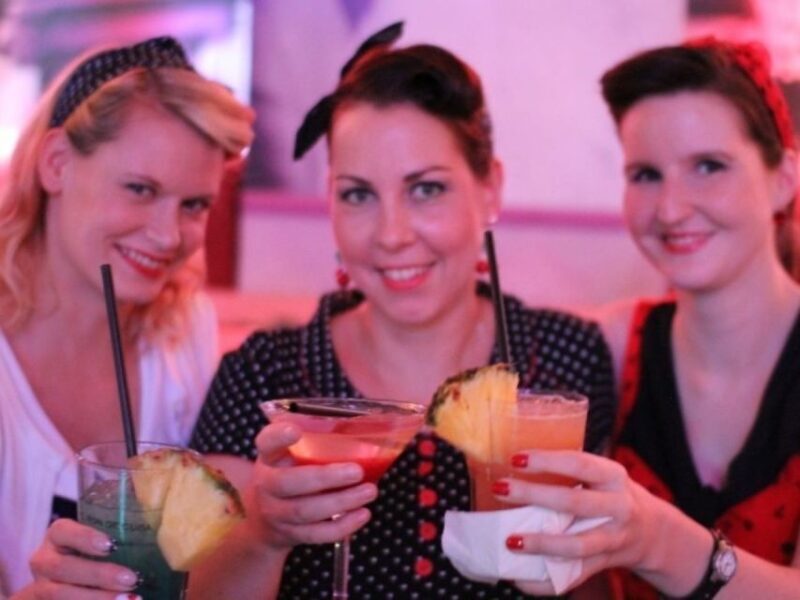 Berlin: Knutschfleck Ticket with Variety Show and Dinner - What Makes the Venue Special?
