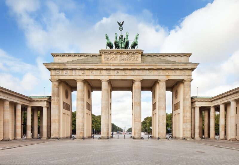 Berlin: Private 2-Hour Sightseeing Tour in Classic GDR Van - Experience in a Classic GDR Van